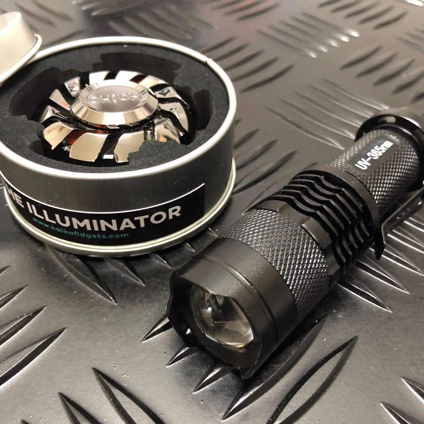 The Illuminator (UV light reacting) Weighted GLOW Spinner - 100 grams ...